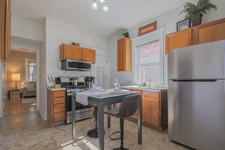 Serene One Bedroom One Bath Apartment Near Chicago - Brookfield, IL
