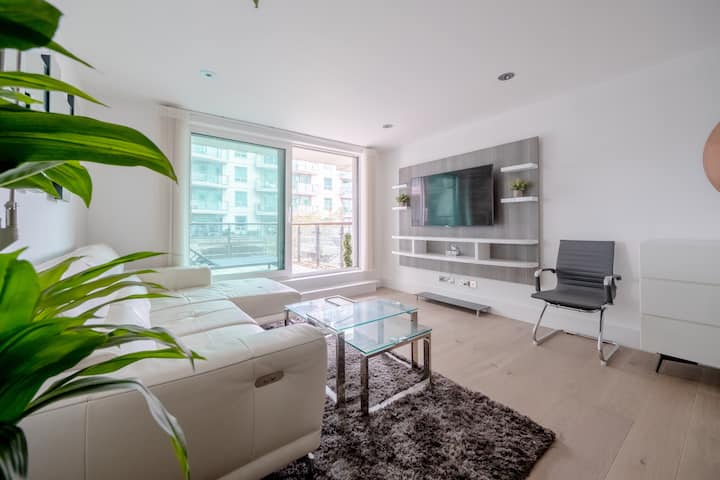 Central 2bd Flat With River View Balcony, Vauxhall - London