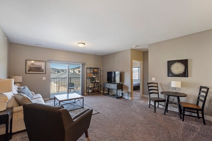 Great Escape End Unit W/garage - West Des Moines, IA