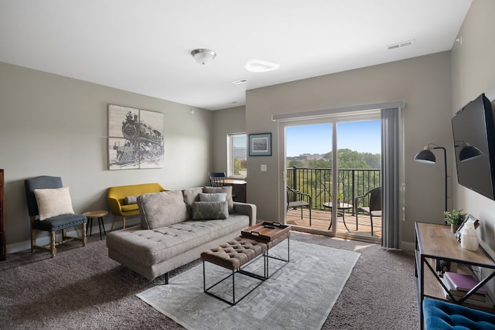 Restful Retreat W/views - West Des Moines, IA