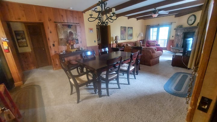 Great Family Retreat - Lower Level, Ski In / Out - Snowshoe, WV