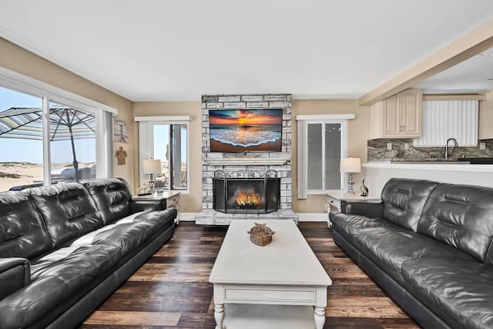 Giant Beachfront Home With Parking Near The Pier - Costa Mesa, CA