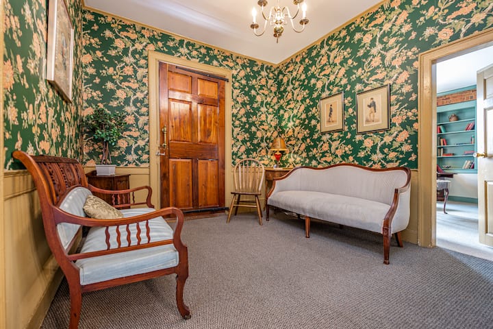 Wayside Inn (Room #1) Jubal Early State Room - Strasburg, VA