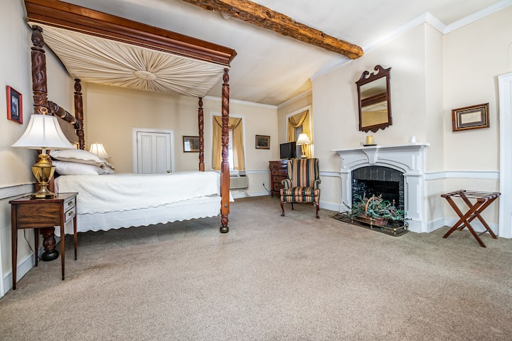 Wayside Inn (Room #1) Jubal Early State Room - Strasburg, VA