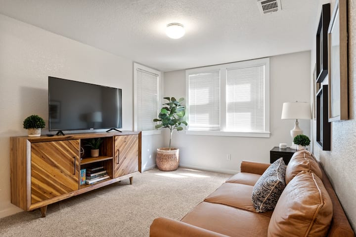 Your Sacramento Escape:2br Gem W/ Laundry&netflix - 薩克拉門托