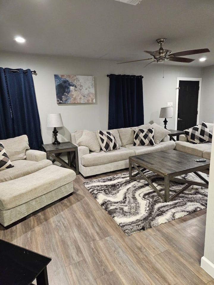 4 Minutes From The Frostbank Center - San Antonio, TX