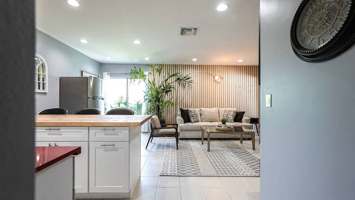 Studio City Colfax 2 Bed - Burbank, CA