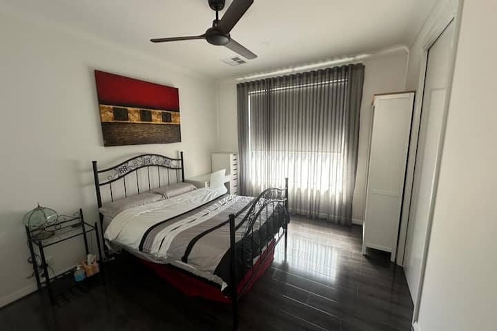 Fully Furnished Upstairs Bedroom And Kitchenette - Adelaide