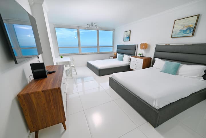 Remodeled Oceanview Studio | Pool, Gym + Parking - Miami Beach, FL