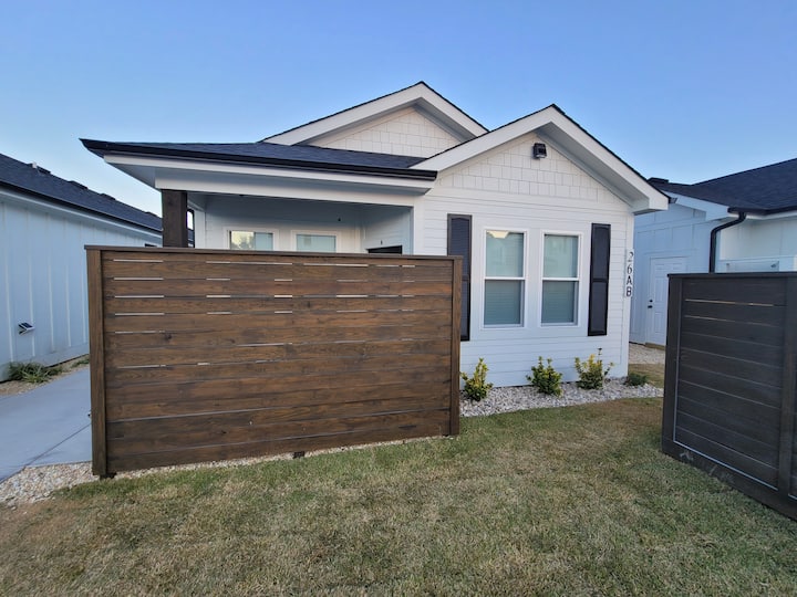 Whalehead Waves: New Condo - Steps To The Beach - Corolla