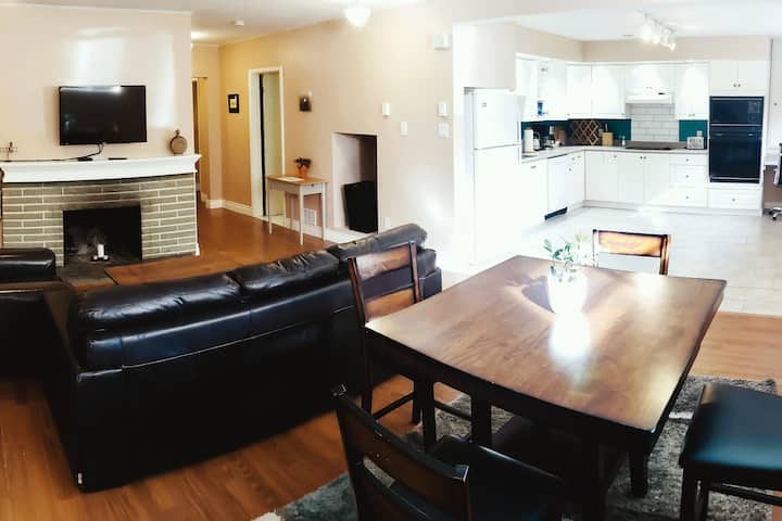 Large And Bright 3br With Private Patio & Backyard - Saanich