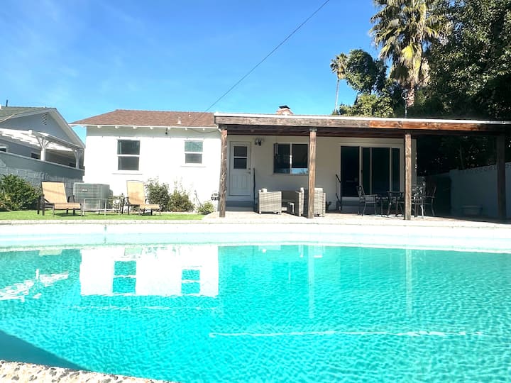 Cozy 3br Getaway- Pool, 80" Tv, King Suite, Garage - San Fernando, CA