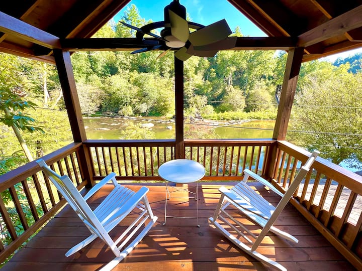 Cozy Riverfront Cabin W/ Hot Tub - Ellijay