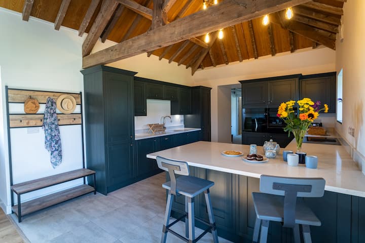 Long Barn; Seaside Cosy Cottage For 8 - Beaumaris