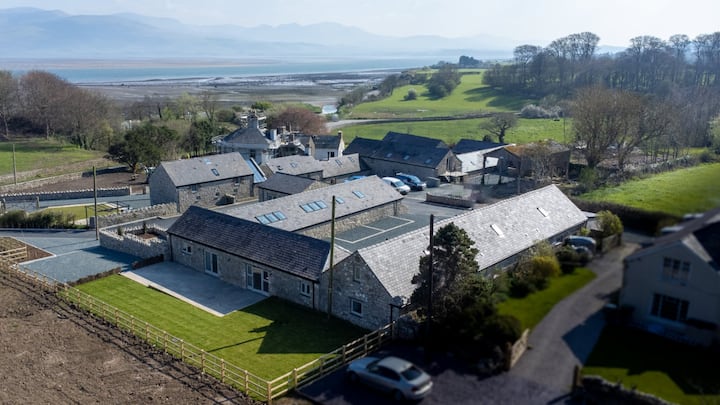Long Barn; Seaside Cosy Cottage For 8 - Beaumaris