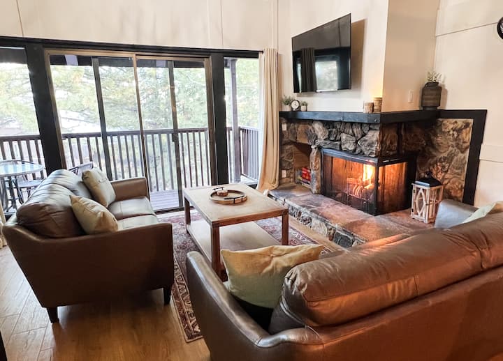 Spacious Remodeled Townhouse- Foosball & Grill - Genoa, NV