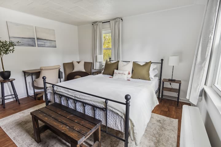 Sunny Lockport Farmhouse: Studio + Full Kitchen - Illinois