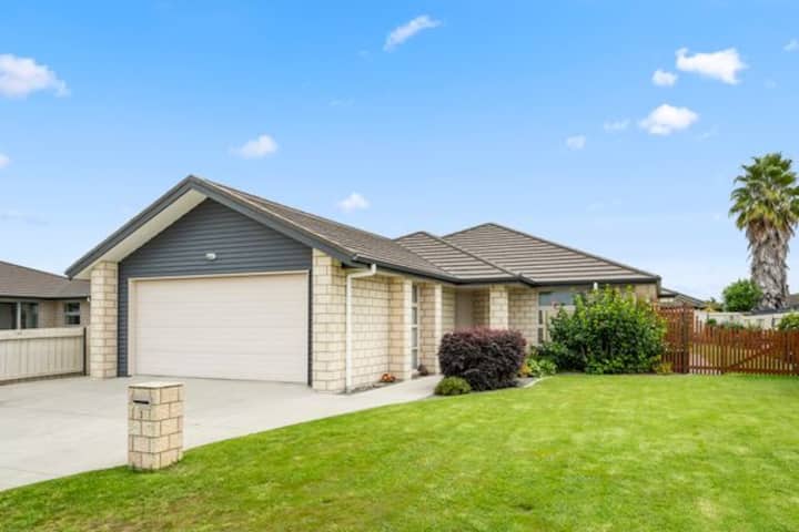 Spacious Home & Beach Nearby! - Papamoa