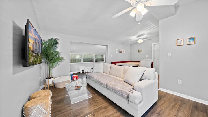 Cozy Chic | Perfect Location | Arcade | Beaches - Tampa, FL