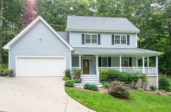Gorgeous 3 Bdrm Home With View, Close To Town - Hendersonville, NC