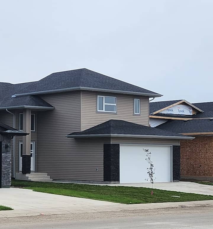 Entire 2 Bedroom Basement Suite. Close To Airport - Saskatoon