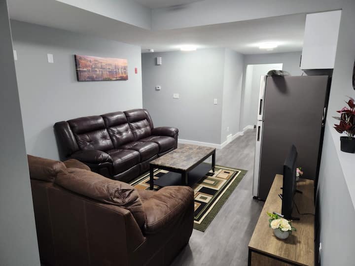 Entire 2 Bedroom Basement Suite. Close To Airport - Saskatoon