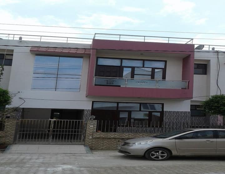 Paradise Villa "Top Rated Homestay" - Vrindavan