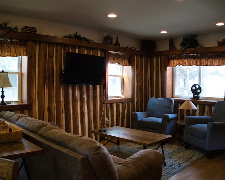 Summertime Modern Lodge: Unwind Up North! - Houghton Lake, MI