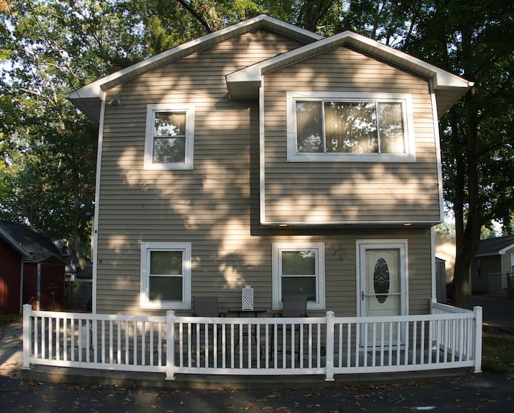 Fall And Winter Modern Lodge: Unwind Up North! - Houghton Lake, MI