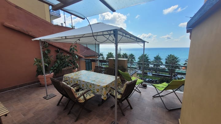 Varazze - Caratteristico Trilocale Fronte Mare - Stella
