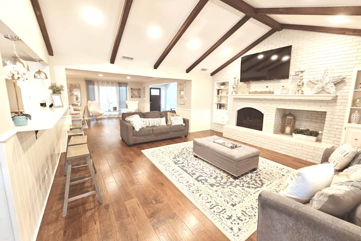 10 Beds | Hot Tub | Near I-35 & S&w | Sleeps 13 - Temple, TX