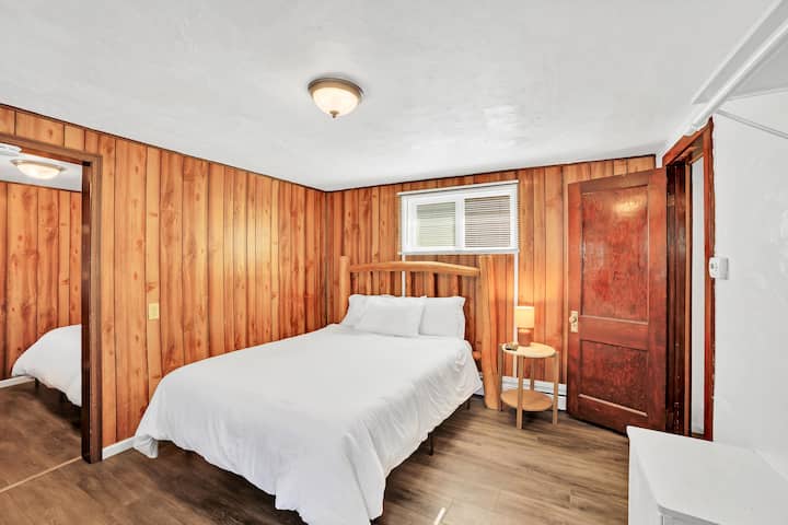 Double Bed Room | Escanaba | Wifi | Free Parking - Escanaba, MI