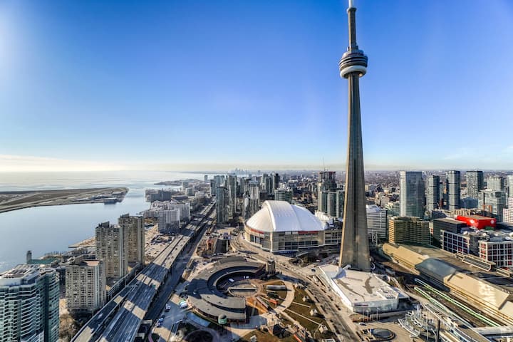 Modern Stylish Condo W/ Cn Tower View+free Parking - Toronto