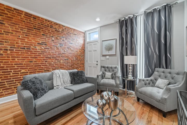 Recently Renovated Near Hopkins W/parking - Baltimore, MD