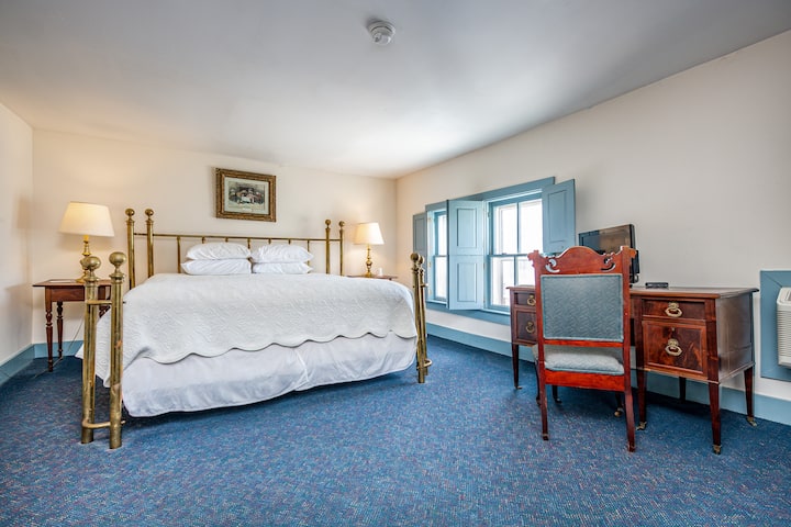 Wayside Inn (Room #6) Lincoln Stateroom - Strasburg, VA