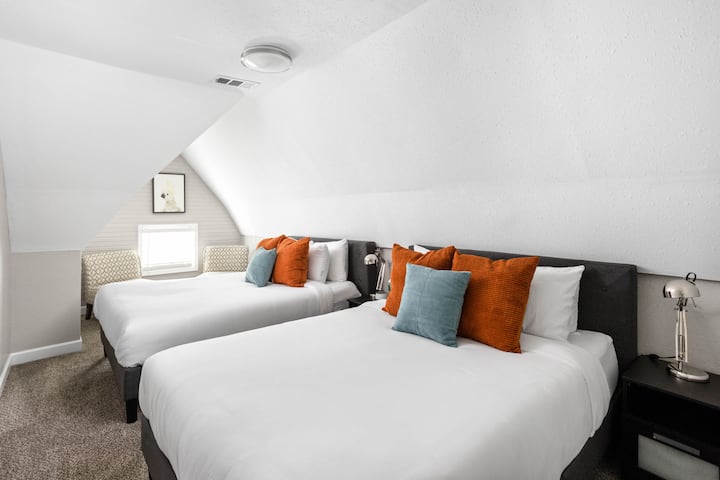 The Cockatoo - Spacious Apt, Two Queen Beds - Indianapolis, IN