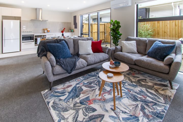 3 Bed 2.5 Bath Riccarton W/games Room & Carpark - West Coast