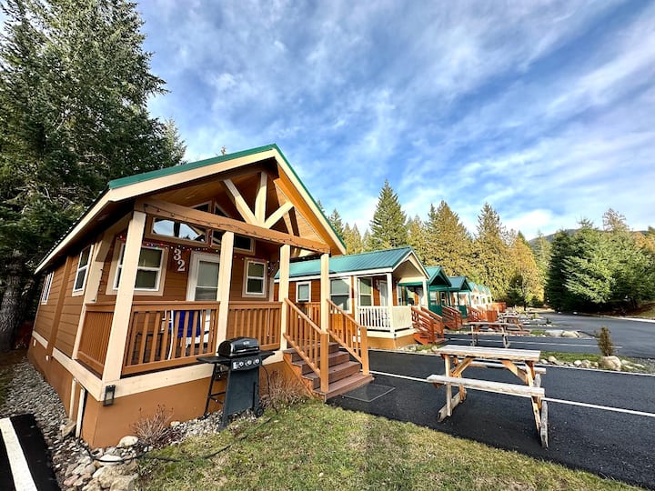 Couples Cabin With Jetted Tub - Packwood, WA