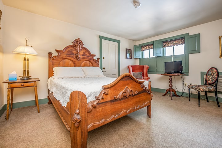 Wayside Inn (Room #8) Taylor Guest Room - Strasburg, VA