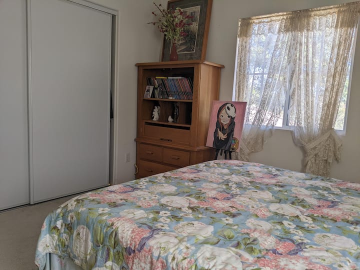 A Quiet, Queen-sized Bed Room - Riverside, CA