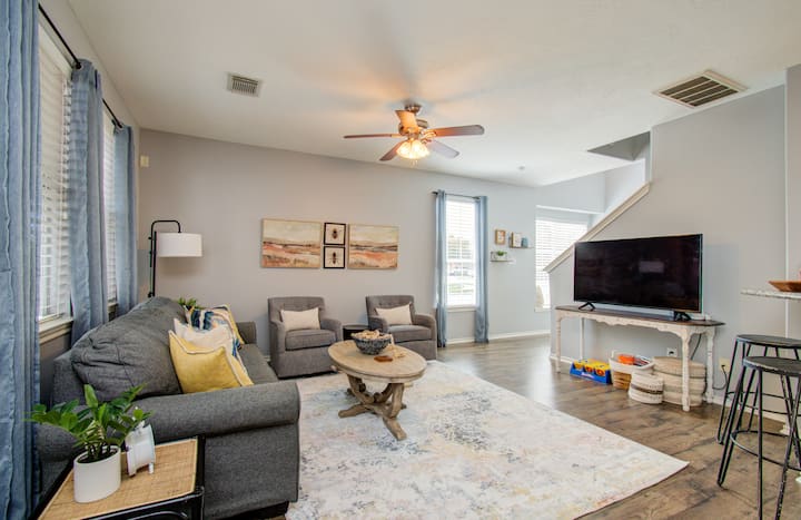 Family Home With Private Backyard And Garage! - League City, TX