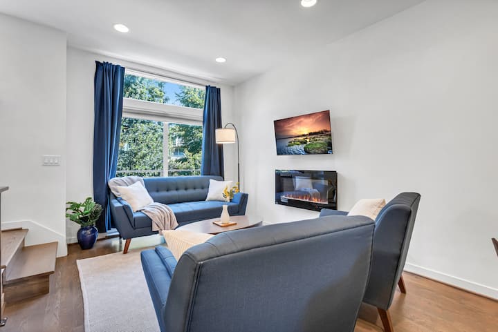 Chic Fremont Townhome With Rooftop Deck & Parking - Seattle, WA