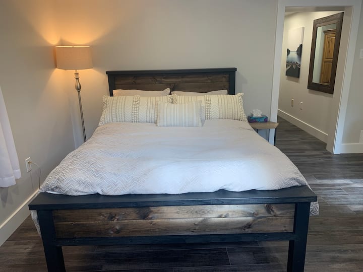 Bright Basement Suite, Close To Prhc & 115 Hwy - 피터버러