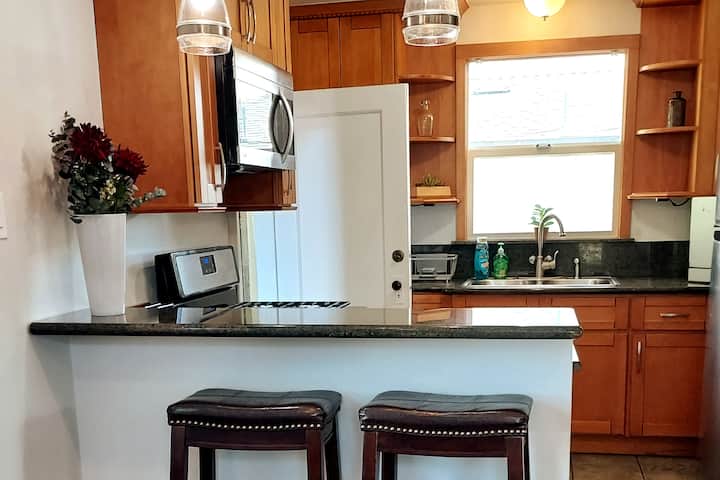Charming Comfortable 2br Near Berkeley 4th St - Berkeley, CA