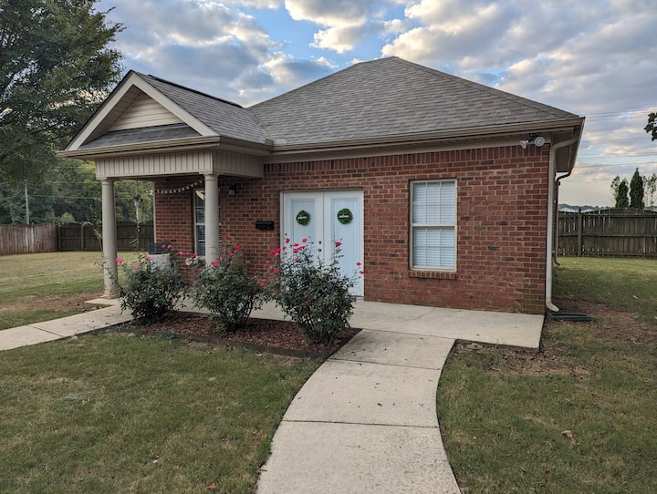 Cozy Brick Cottage - Huntsville, AL