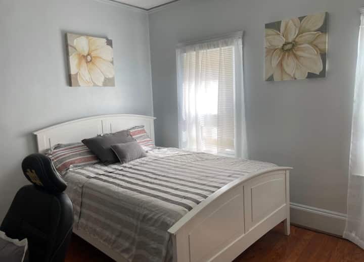 Cozy Room In Lil Italy For Females By Cwru, Clinic - Cleveland