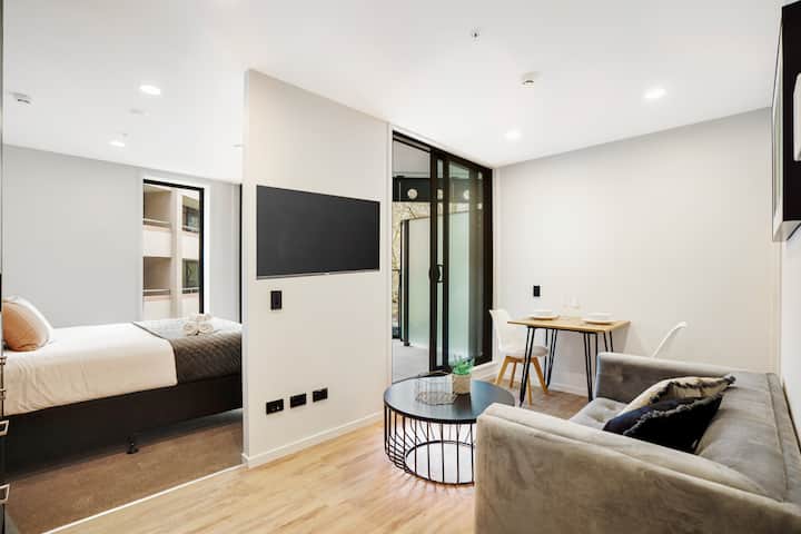 Modern 1-bedroom City Centre - North Shore