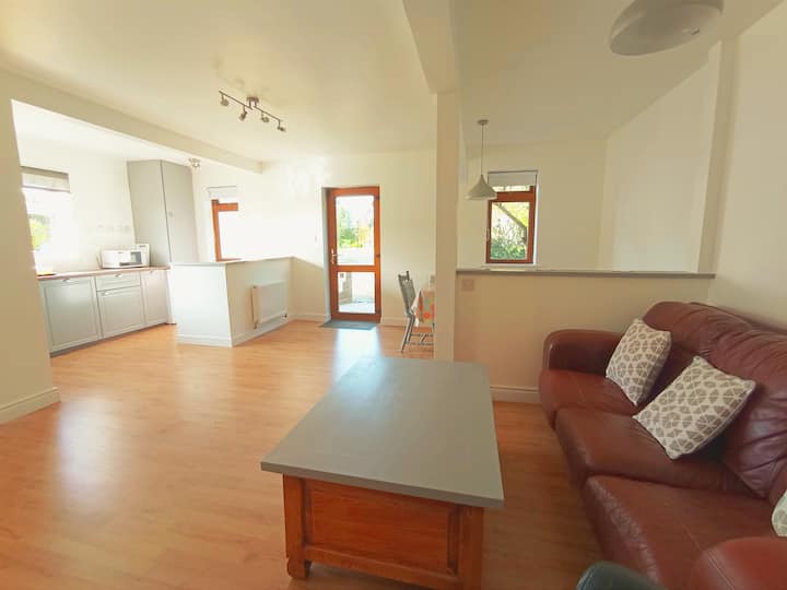 Bright/spacious/tranquil Setting - Gorey