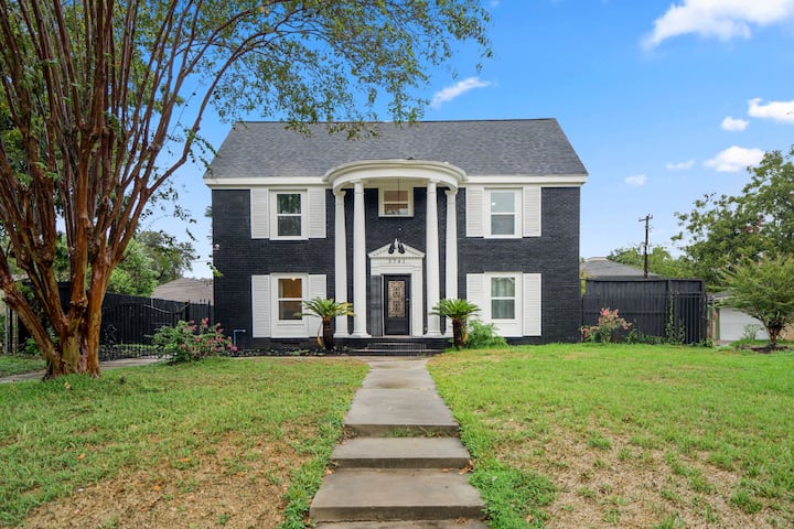 Pillars Of Charleston, Sleeps 22 - Houston, TX