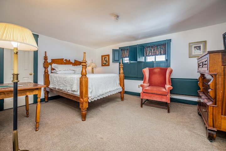 Waysidew Inn (Room #9) Harrison Guest Room - Strasburg, VA